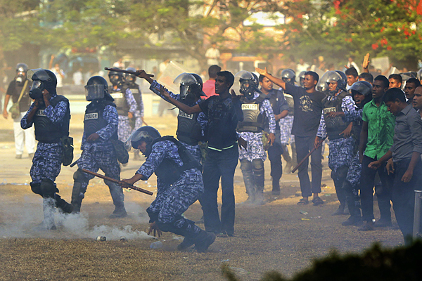 Maldives' President Mohamed Nasheed Resigns Amid Protests and Mutinies ...